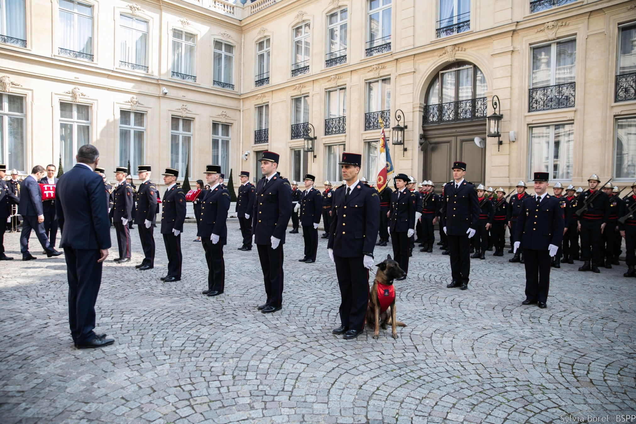 Remise de décoration au drapeau de la BSPP | AASPP groupement Bretagne